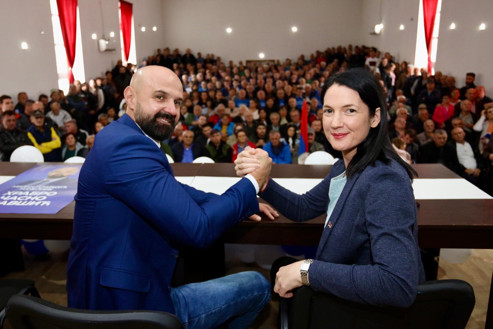 (FOTO) Jelena Trivić i Milan Plavšić na tribini Narodnog fronta u Šipovu