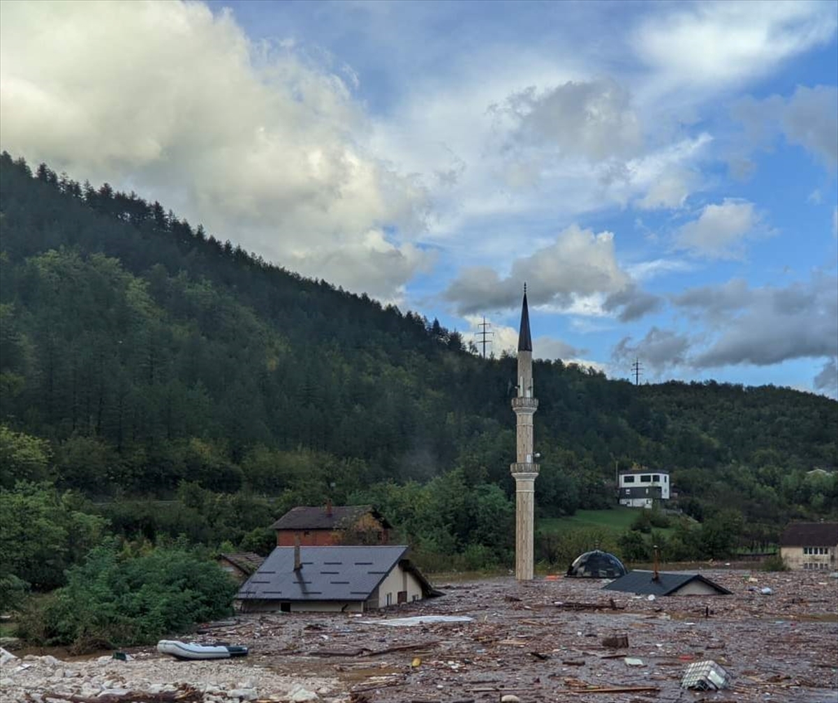 Potresni prizori iz unutrašnjosti džamije u Donjoj Jablanici nakon ...
