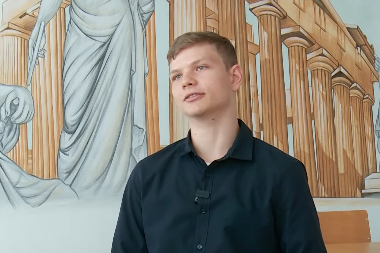 Andrej Dušanić (17) iz Dervente 3. i 4.razred završiće za jednu godinu, uveliko uči gradivo za ...