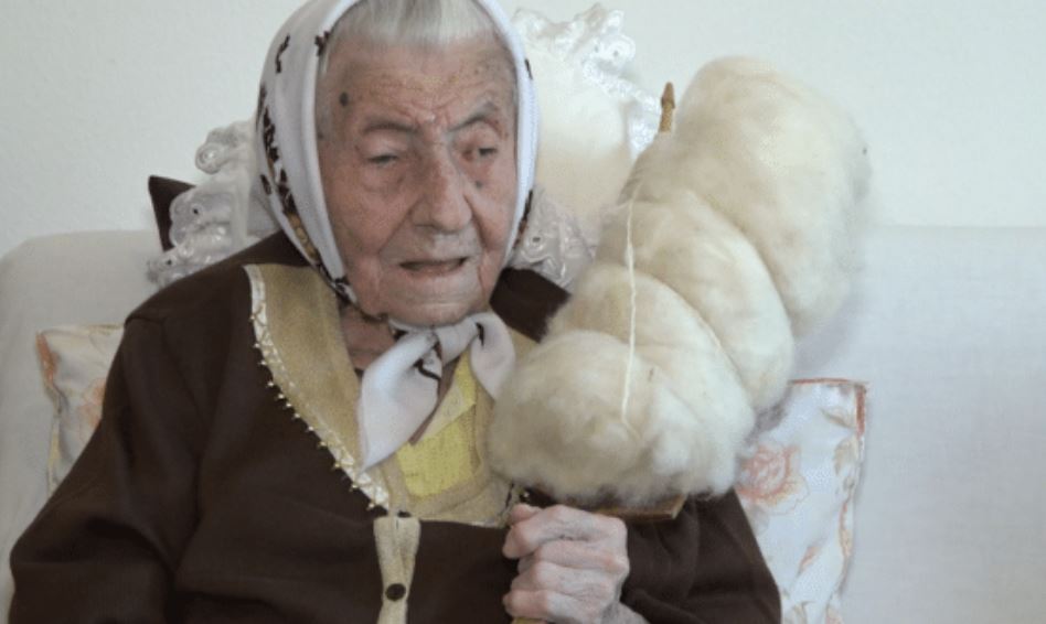 Baka Mioljka proslavila 100. rođendan, a i danas plete priglavke