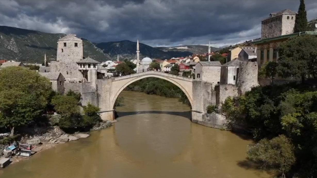 Rijeka Neretva u Mostaru više nije zelena, sada je smeđa i prljava
