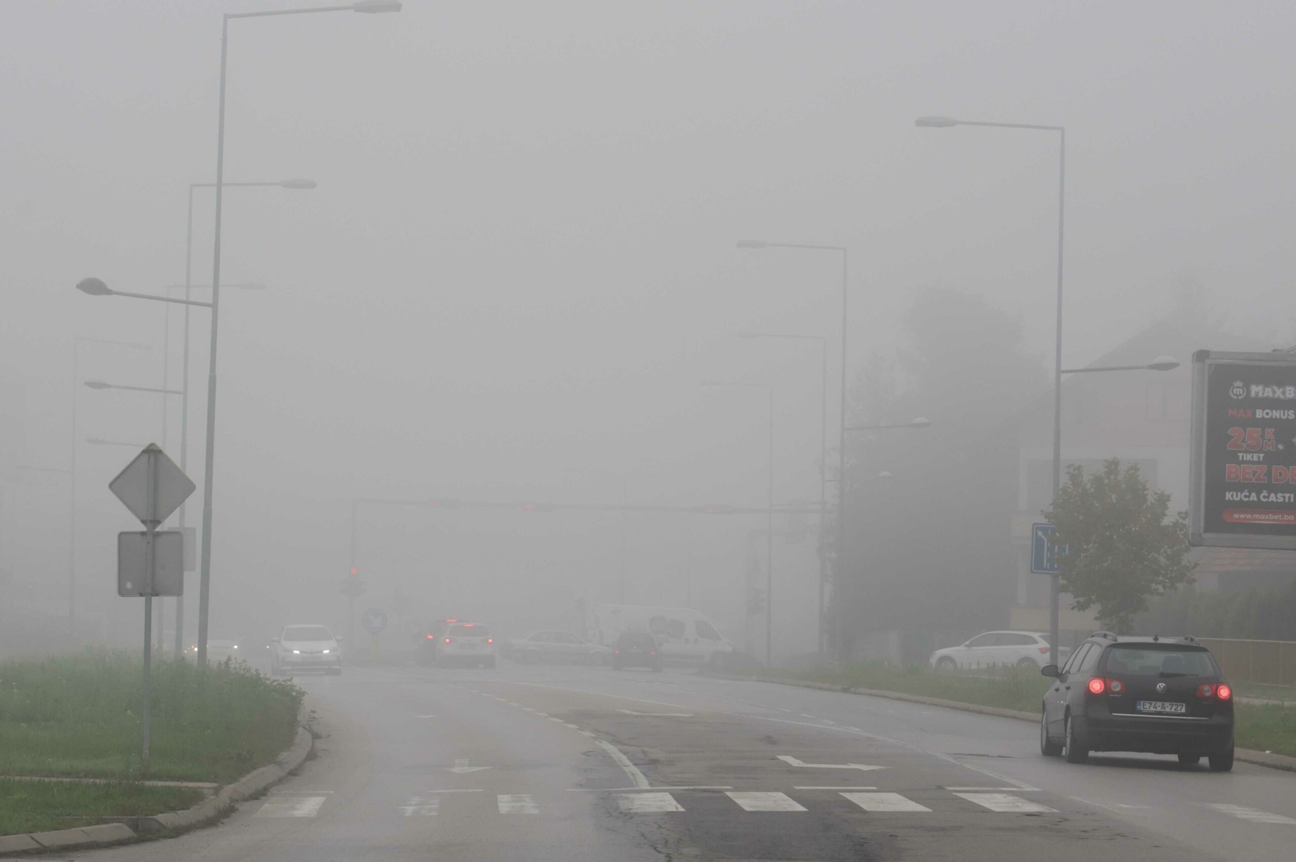 Saobraćaj, kolovozi mokri i klizavi, magla u višim predjelima