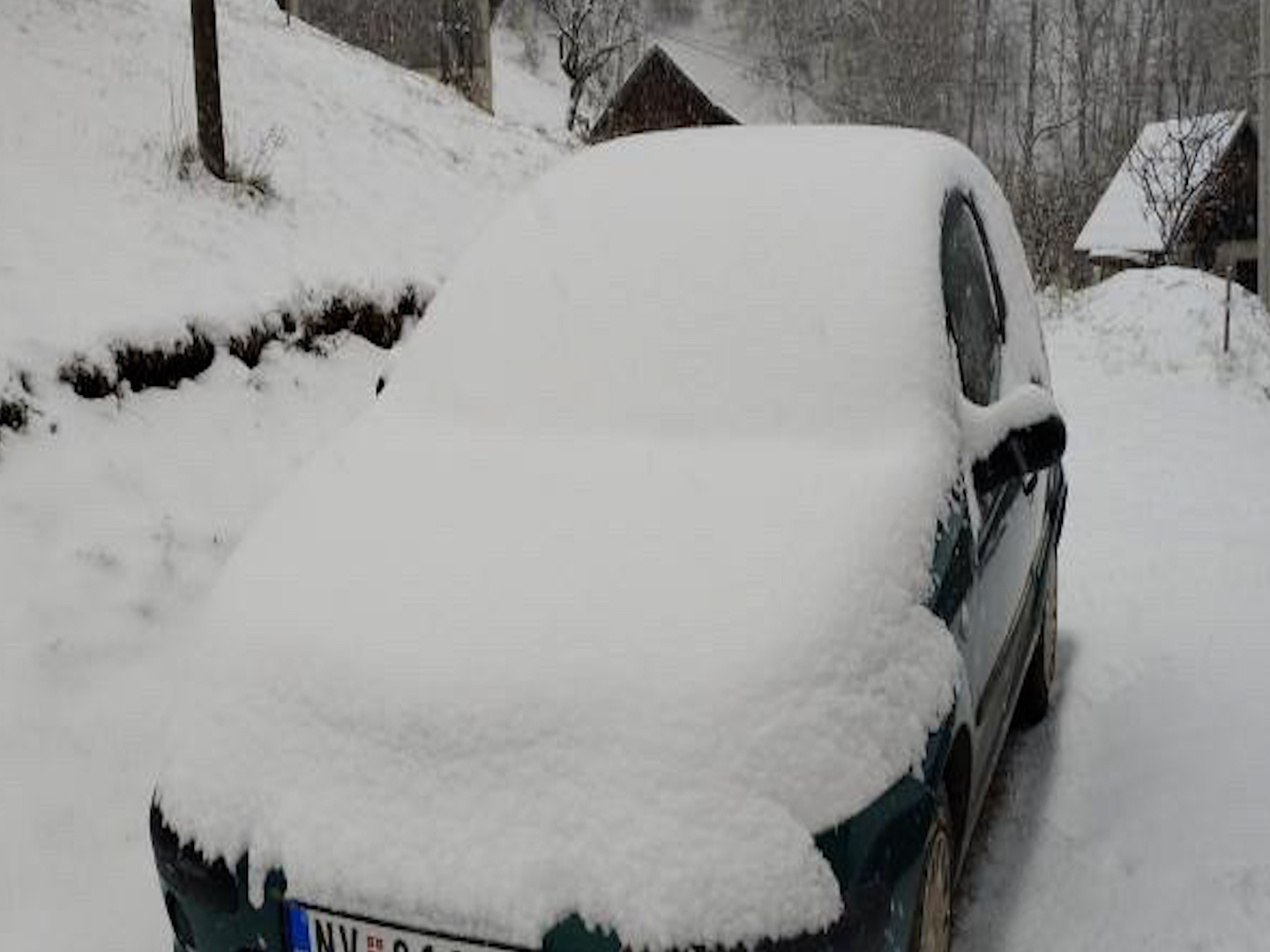 Snijeg okovao Srbiju, putevi zavejani