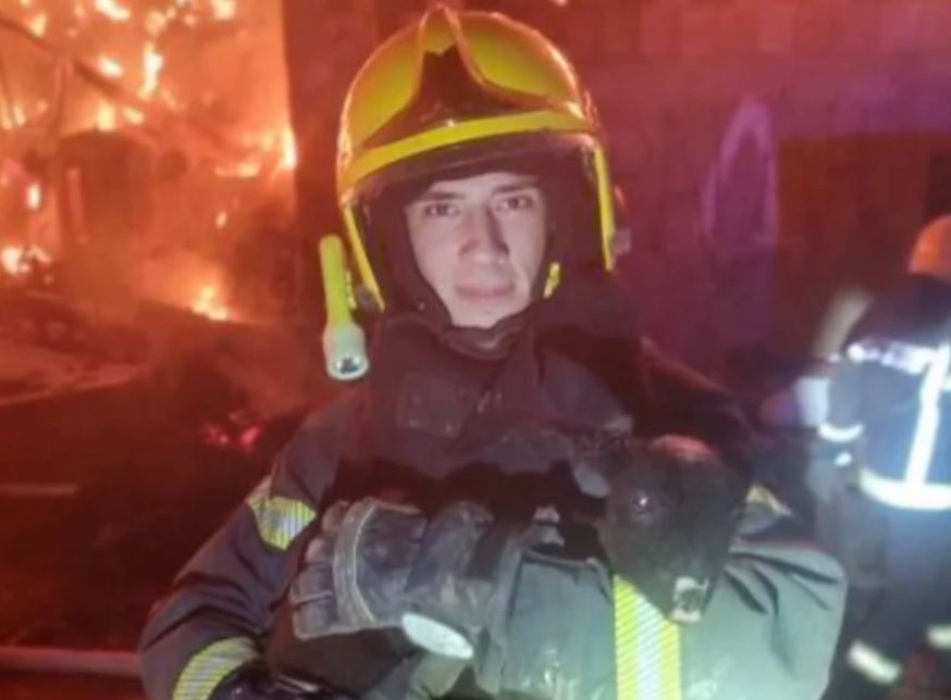 Hrabri vatrogasac Ivan Milovanović (23) spasao jagnje iz požara, pa ...