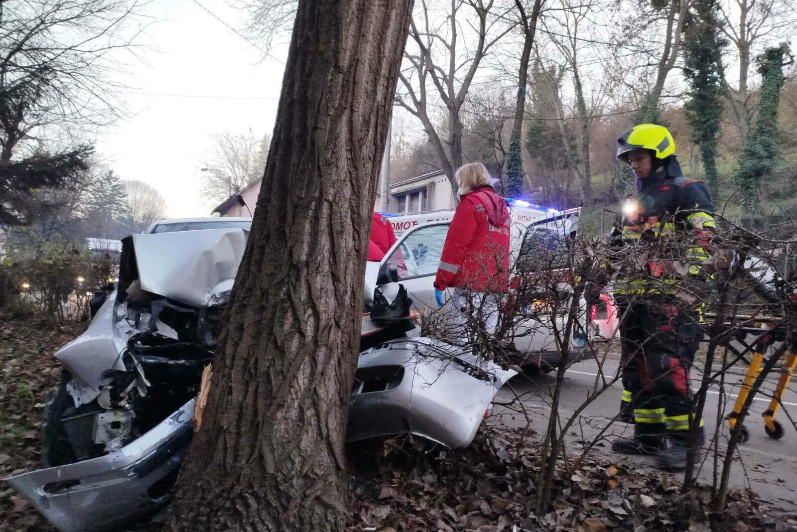 Težak udes u Banjaluci, automobil se zakucao u drvo