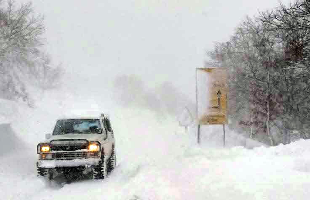 Drvar odsječen od svijeta, nanosi snijega i do 2 metra