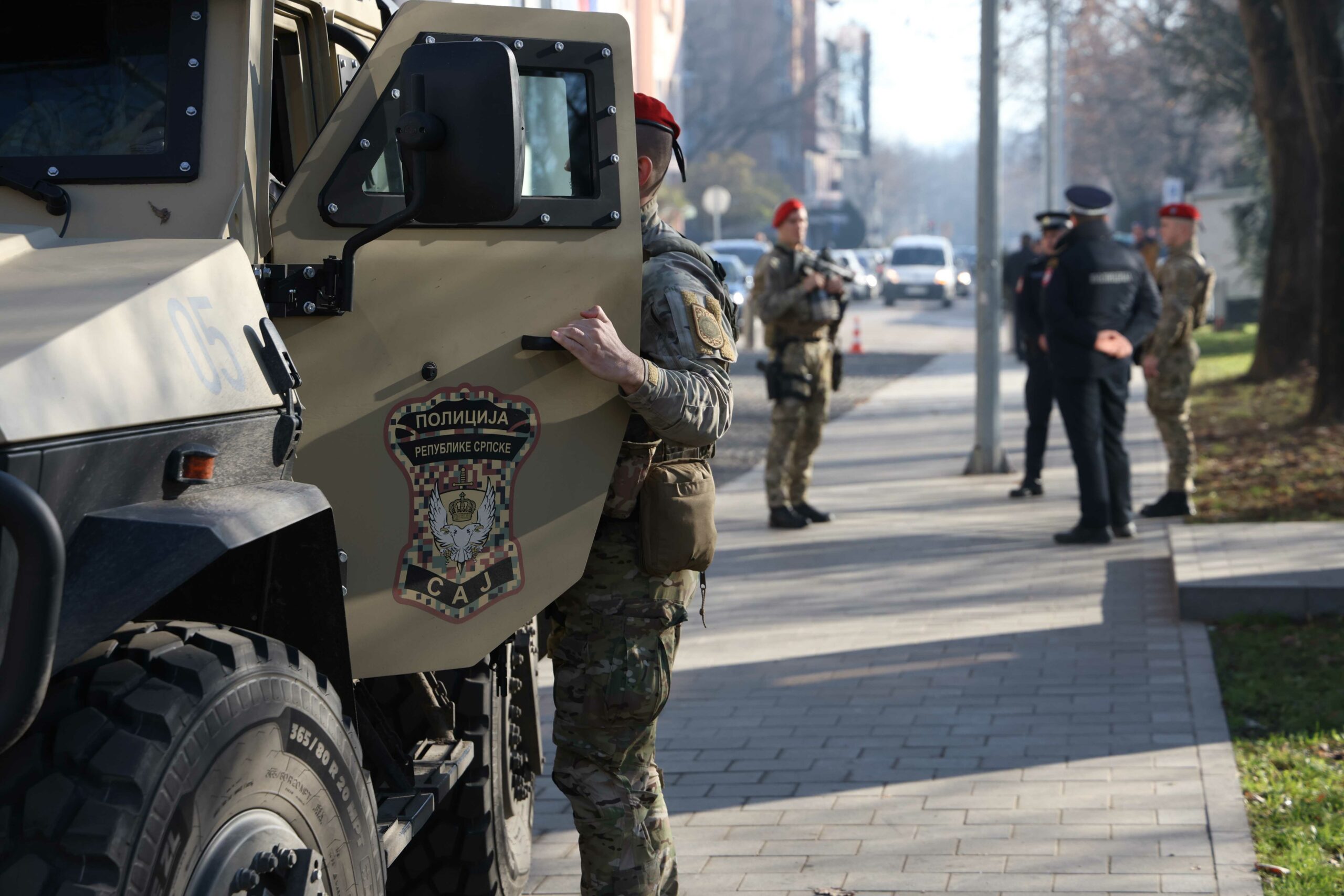 Duge cijevi i "Vihor" ispred Palate predsjednika Srpske