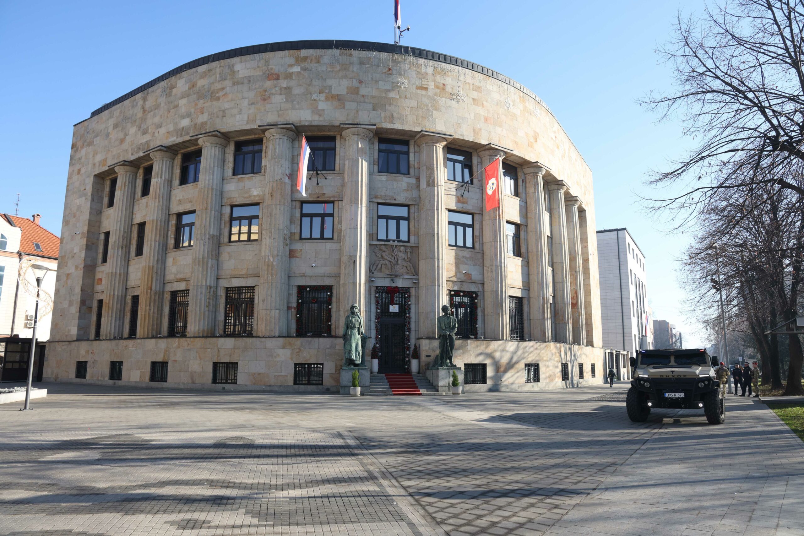 Duge cijevi i "Vihor" ispred Palate predsjednika Srpske