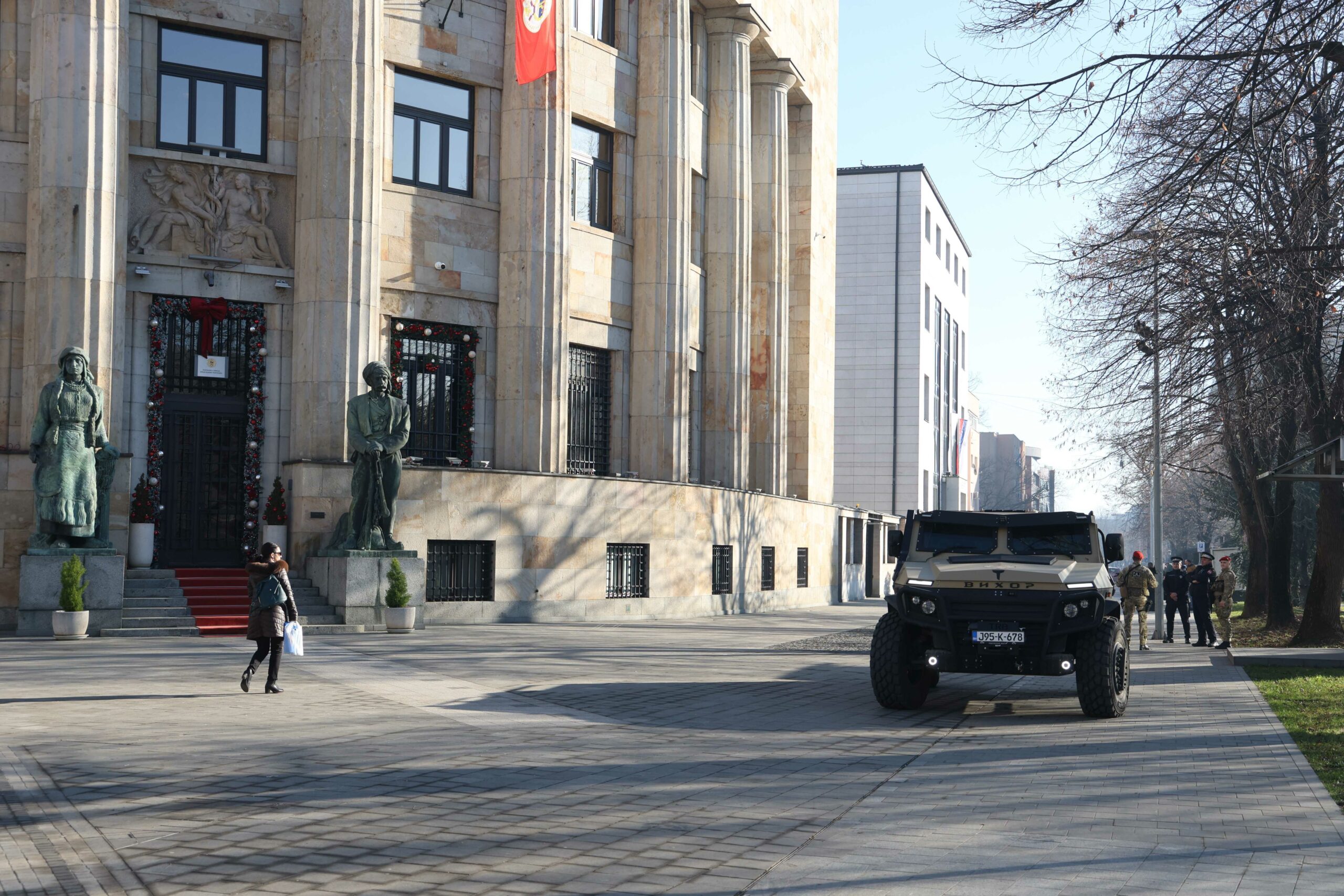 Duge cijevi i "Vihor" ispred Palate predsjednika Srpske