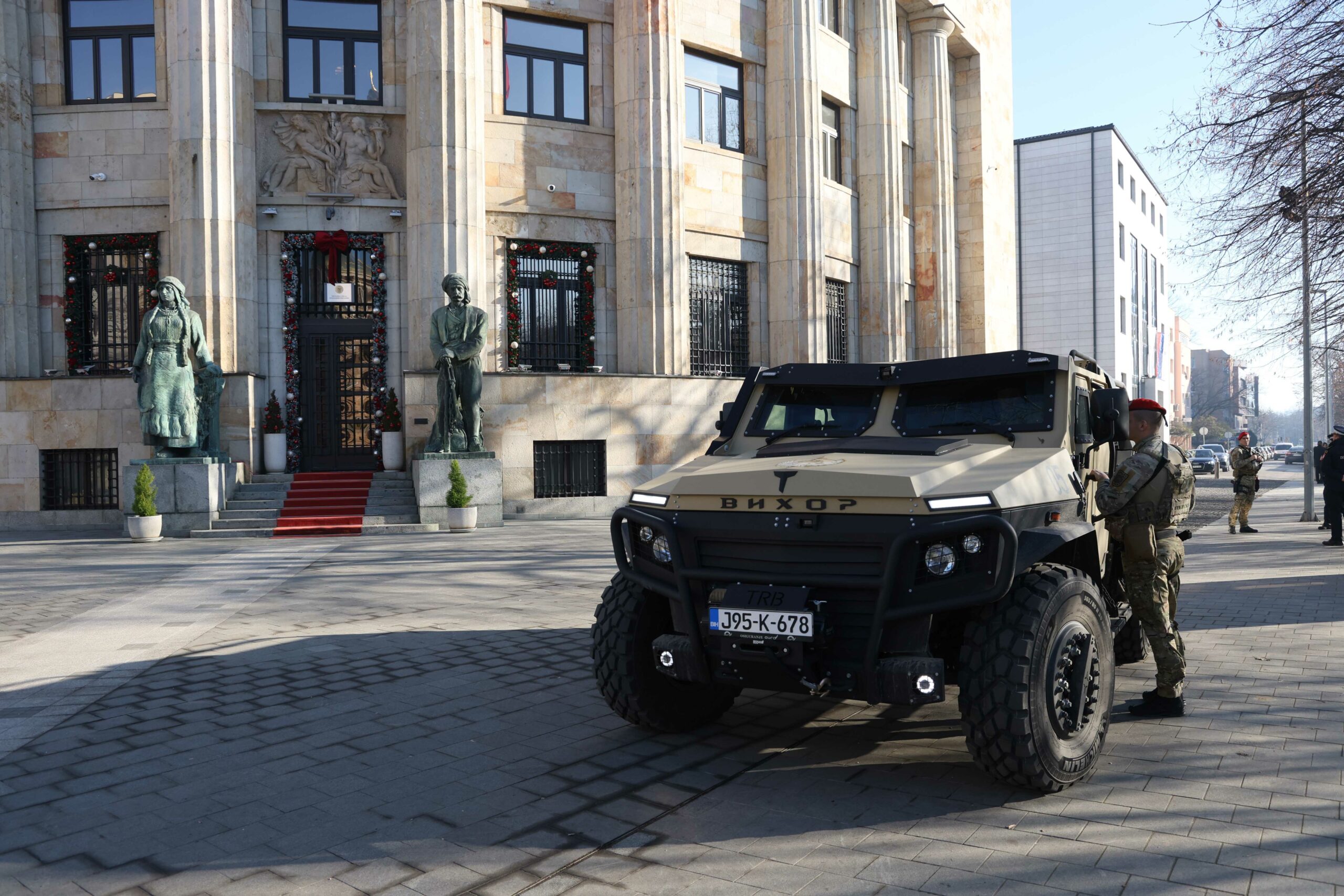 Duge cijevi i "Vihor" ispred Palate predsjednika Srpske