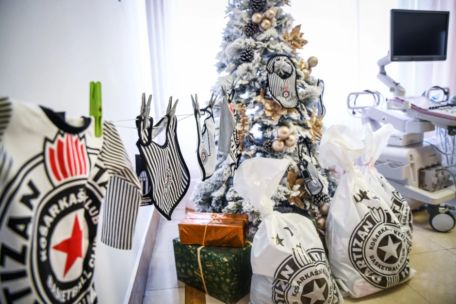 (FOTO) SJAJNA AKCIJA CRNO-BIJELIH Partizan donirao medicinsku opremu GAK "Narodni front ...