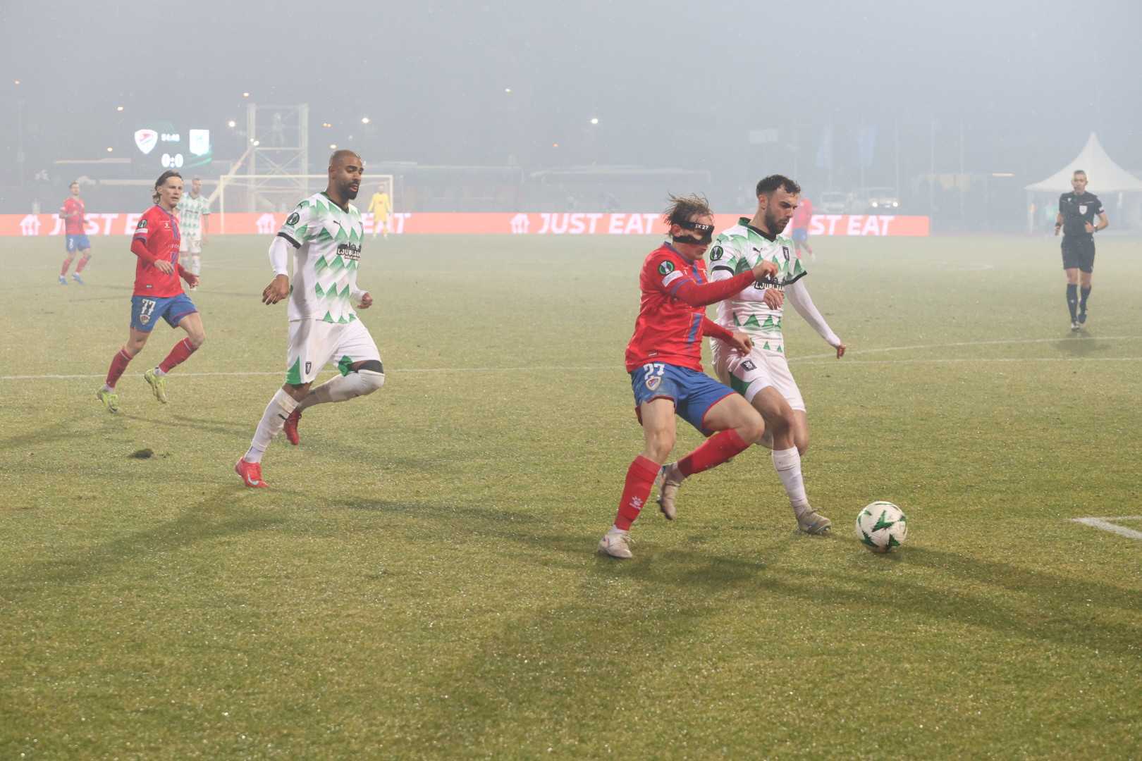 Borac na teren izlazi u garnituri koja neodoljivo podsjeća na dres ...