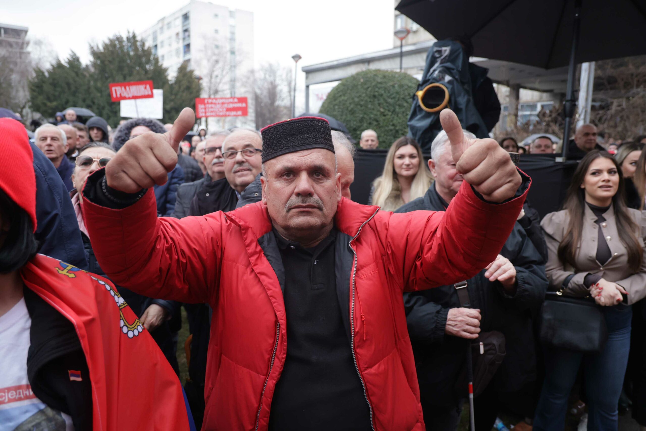 Zmaj od Šipova u narodnoj nošnji podržao predsjednika Srpske