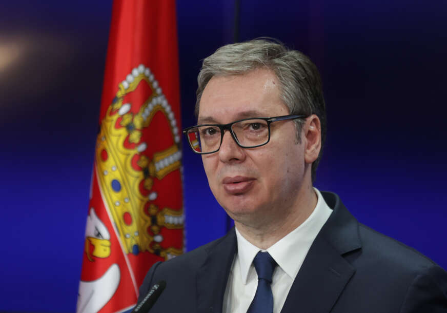 Aleksandar Vučić slavi Nikoljdan, sa bratom i sinom odnio kolač u crkvu