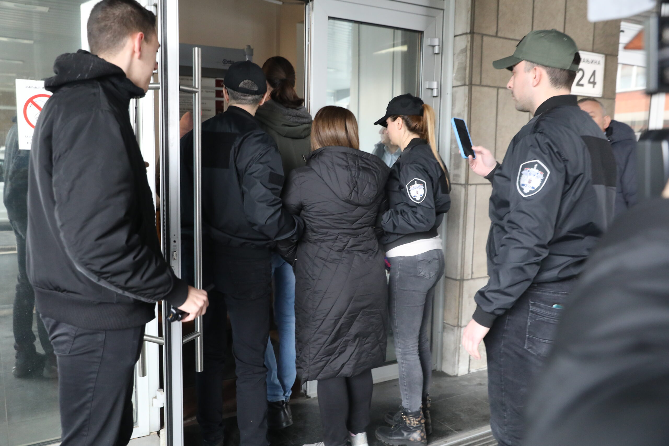 Hapšenje, prve fotografije hapšenja službenika Ministarstva za rad ...