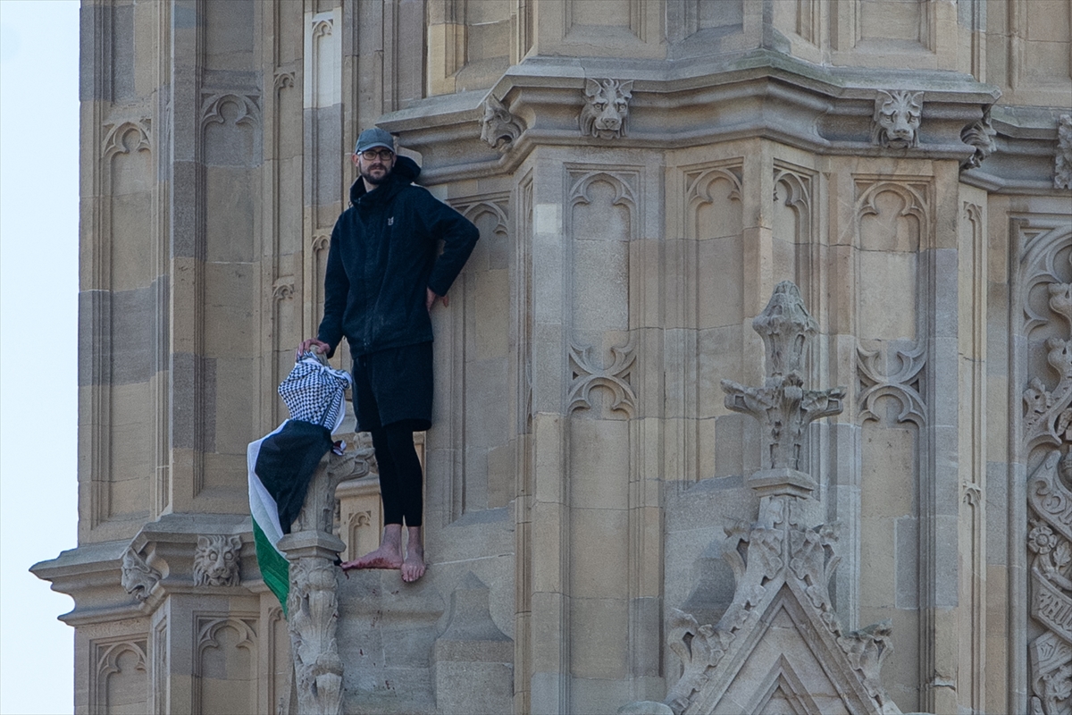 Muškarac sa palestinskom zastavom i dalje na Big Benu