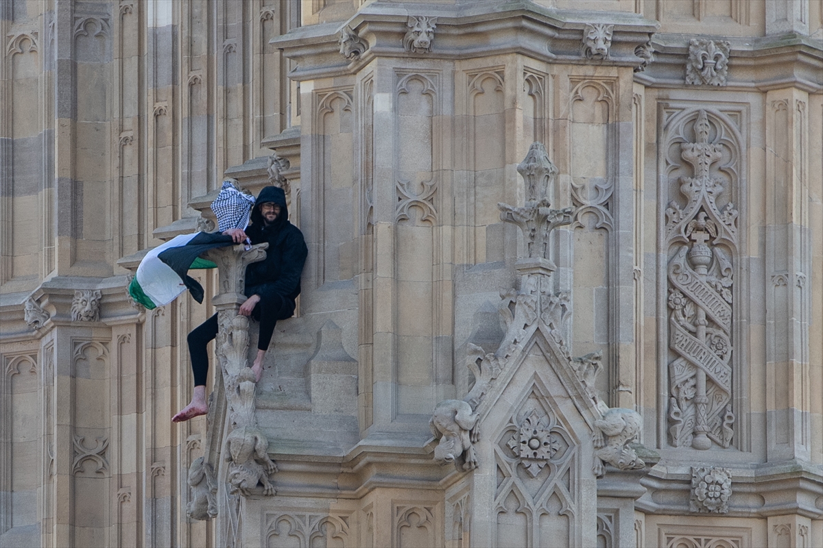 Muškarac s palestinskom zastavom se popeo na Big Ben