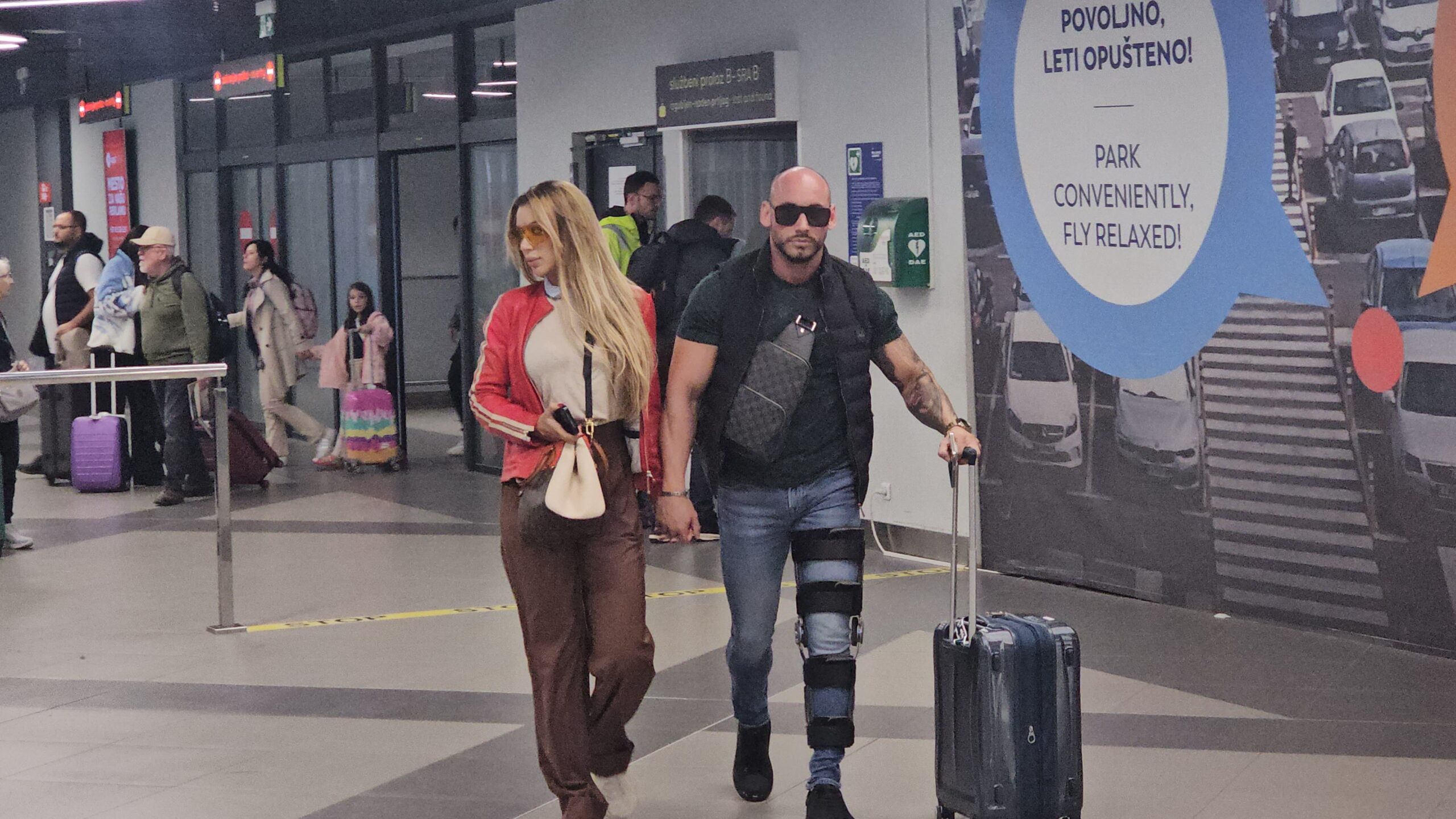 Dečko Tee Tairović jedva hoda, prizor sa aerodroma zabrinuo sve