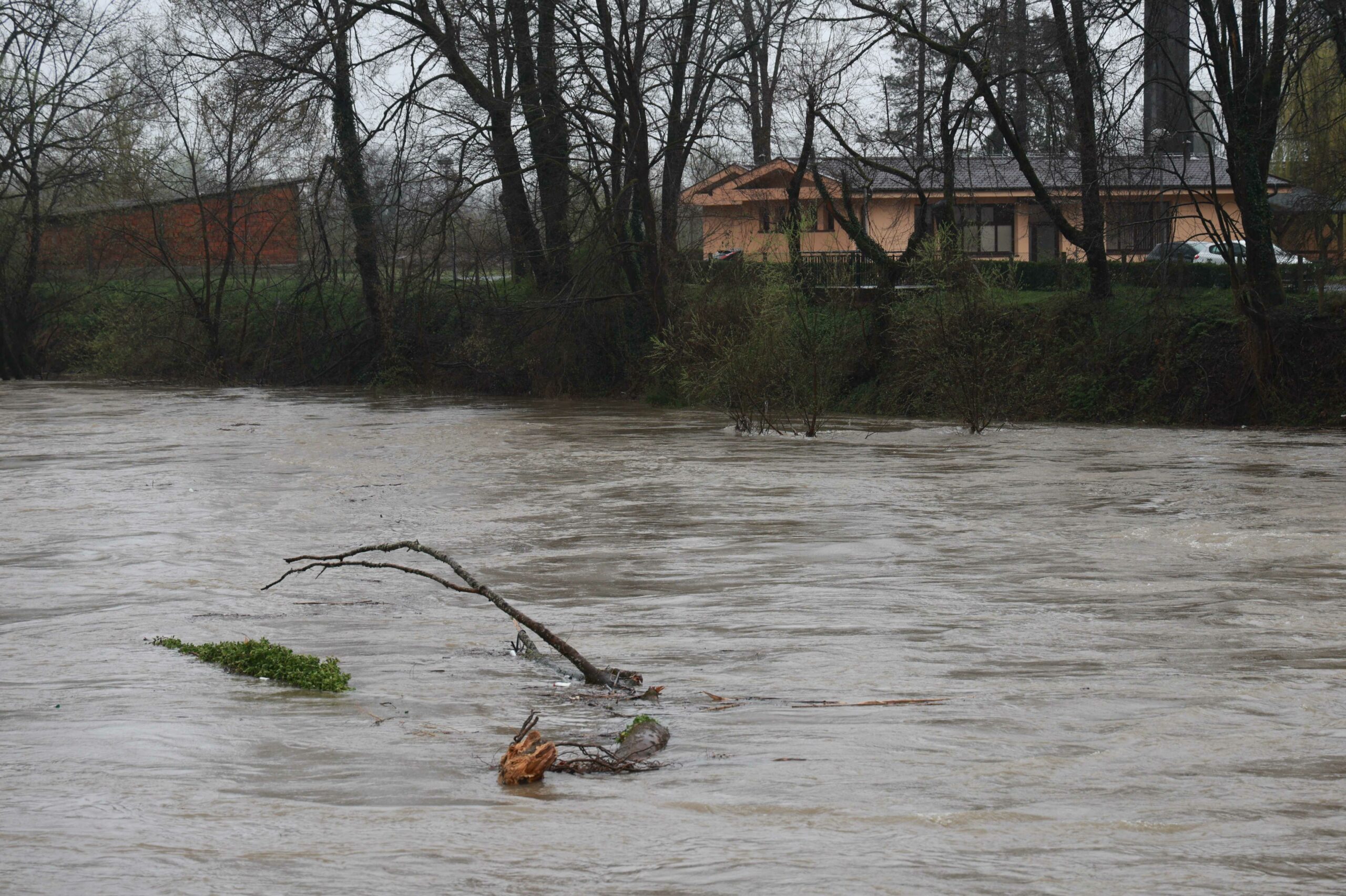 Civilna zaštita tvrda da je situacija pod kontrolom, prate se slivovi ...