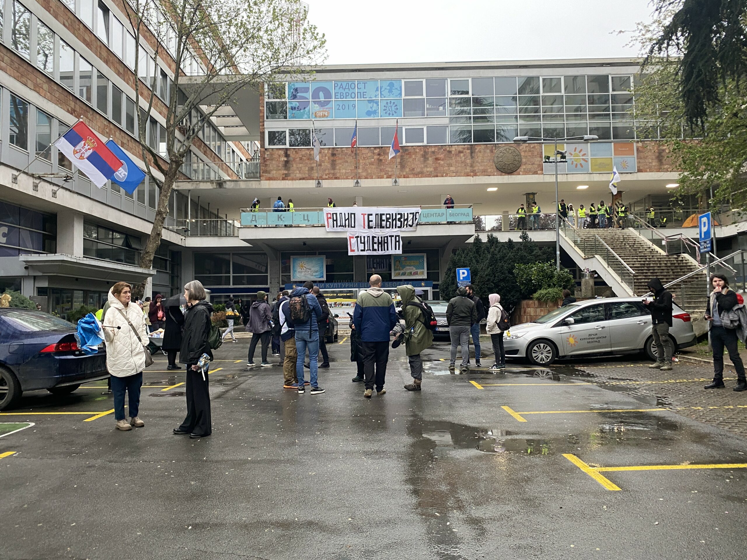 Nastavljena blokada RTS u Beogradu i RTV u Novom Sadu