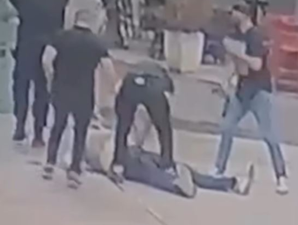 Isplivao snimak pucnjave na Novom Beogradu, muškarac pao ispred restorana