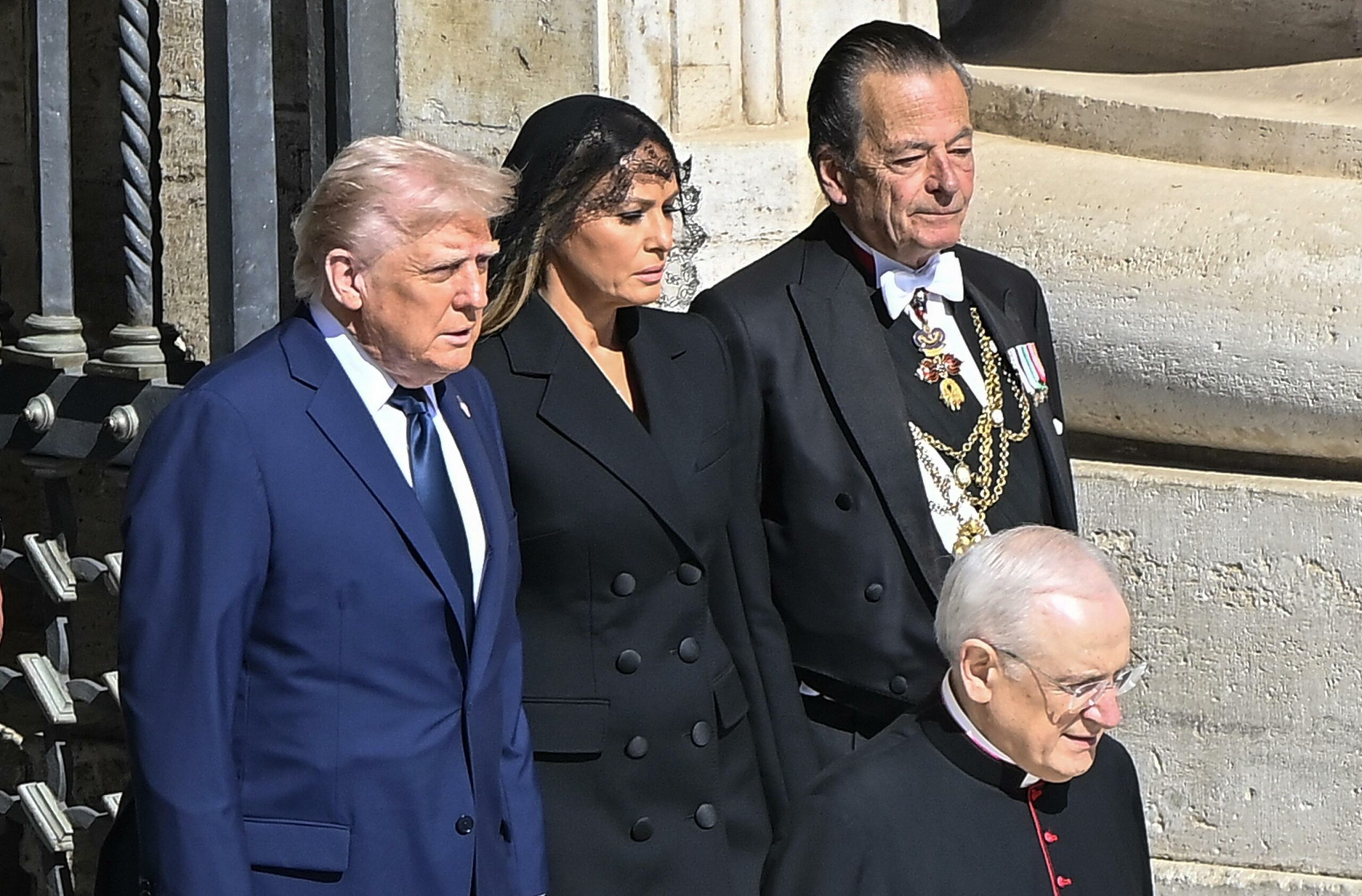 Melanija Tramp spriječila muža da se obruka na sahrani papa Franje u ...