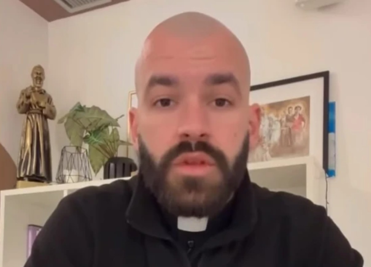 Sveštenik Mirko opleo po ženama, zbog njegovih poruka svi se krste i ...