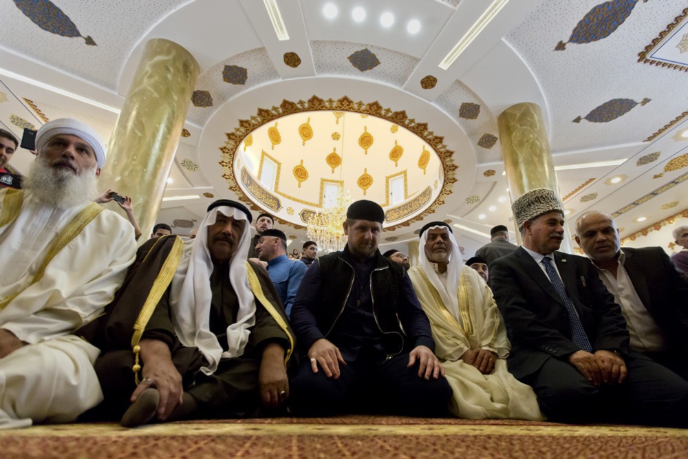 Oženio se Adam Kadirov, sin Ramzana Kadirova, pucao iz preskupog mercedesa