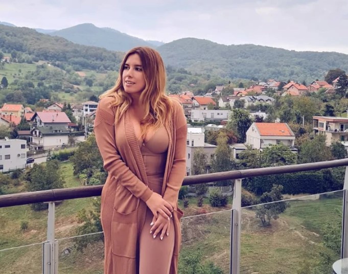 Nives Celzijus ne odustaje od vrućih poza