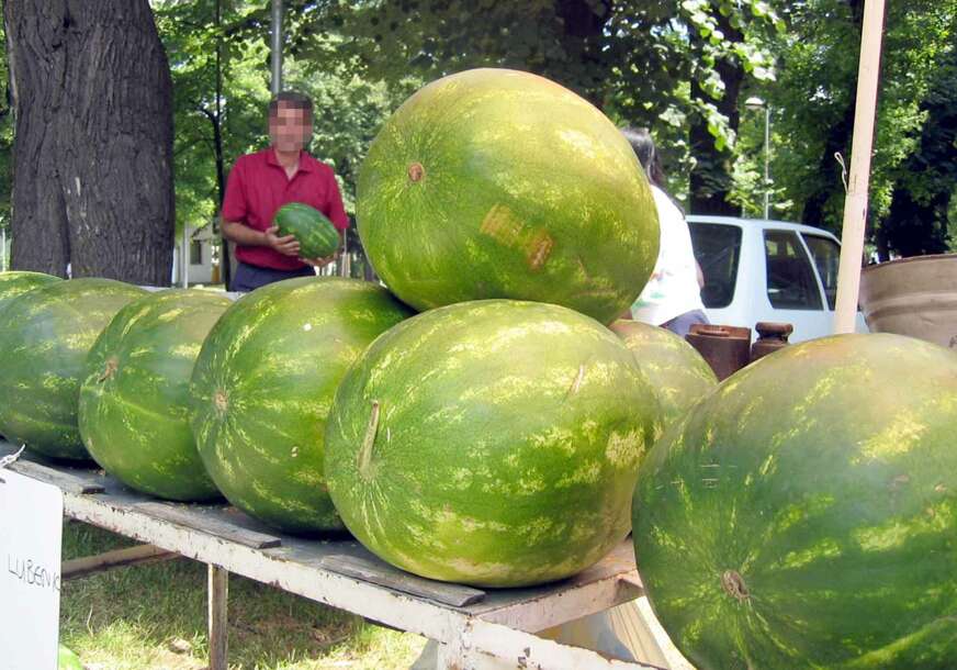 Lubenica je kraljica poslastica, a evo zašto se na nju stavlja kamen