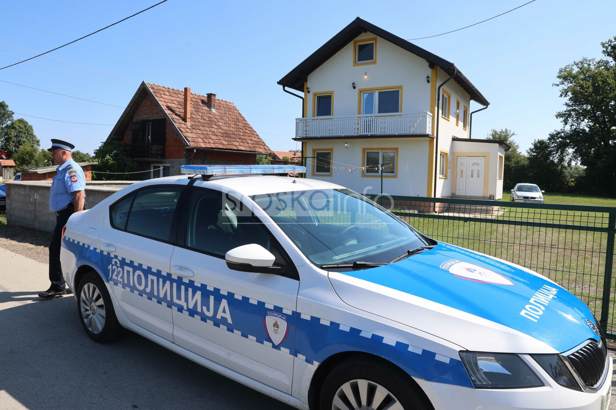 Prve fotografije sa mjesta dvostrukog ubistva kod Šamca