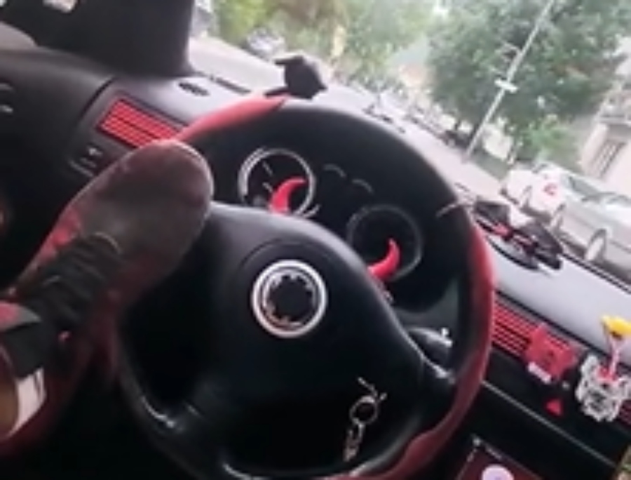 Nogom upravljao automobilom i preticao, pa uhapšen