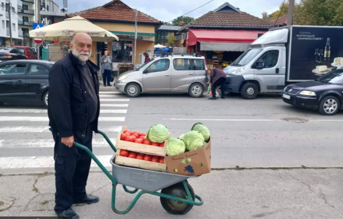 Sveštenik Grozdan Gajić pokazao kako provodi dane u penziji