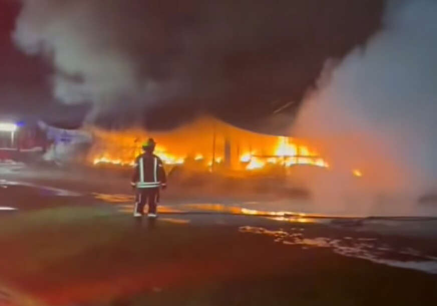 Požar na pijaci u Brčkom, vatrogasci se bore s vatrom