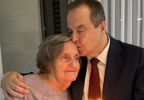 Ivica Dačić čestitao majci rođendan, svi komentarišu koliko liče