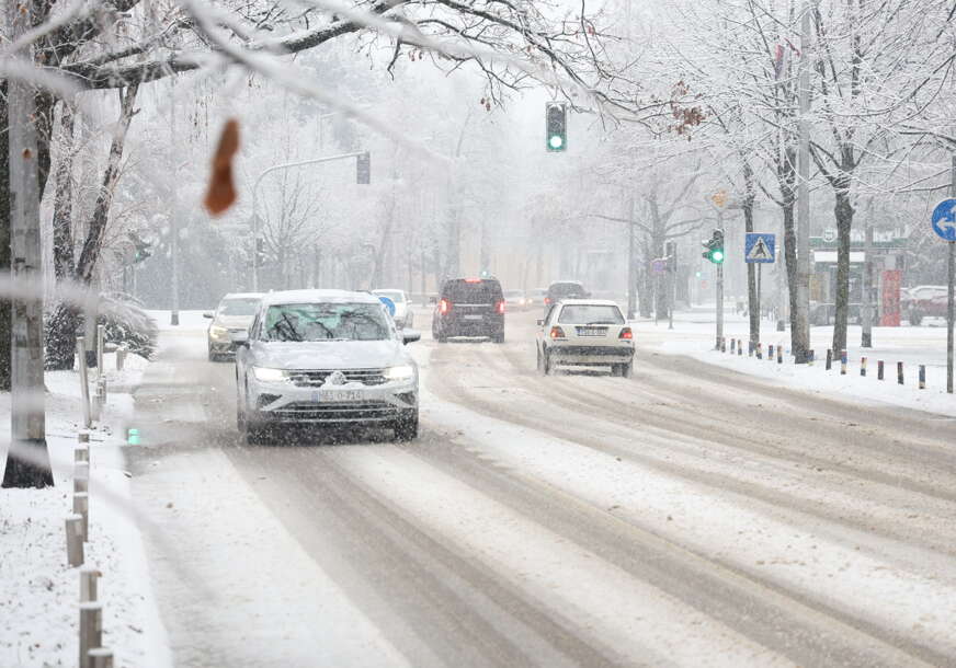 Snijeg otežava saobraćaj na većini dionica