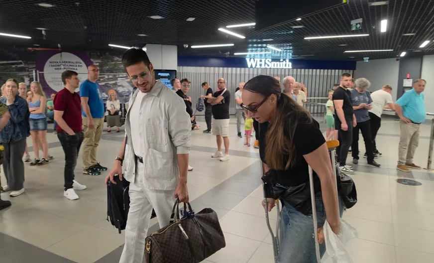 Goga Sekulić na aerodromu sa štakama
