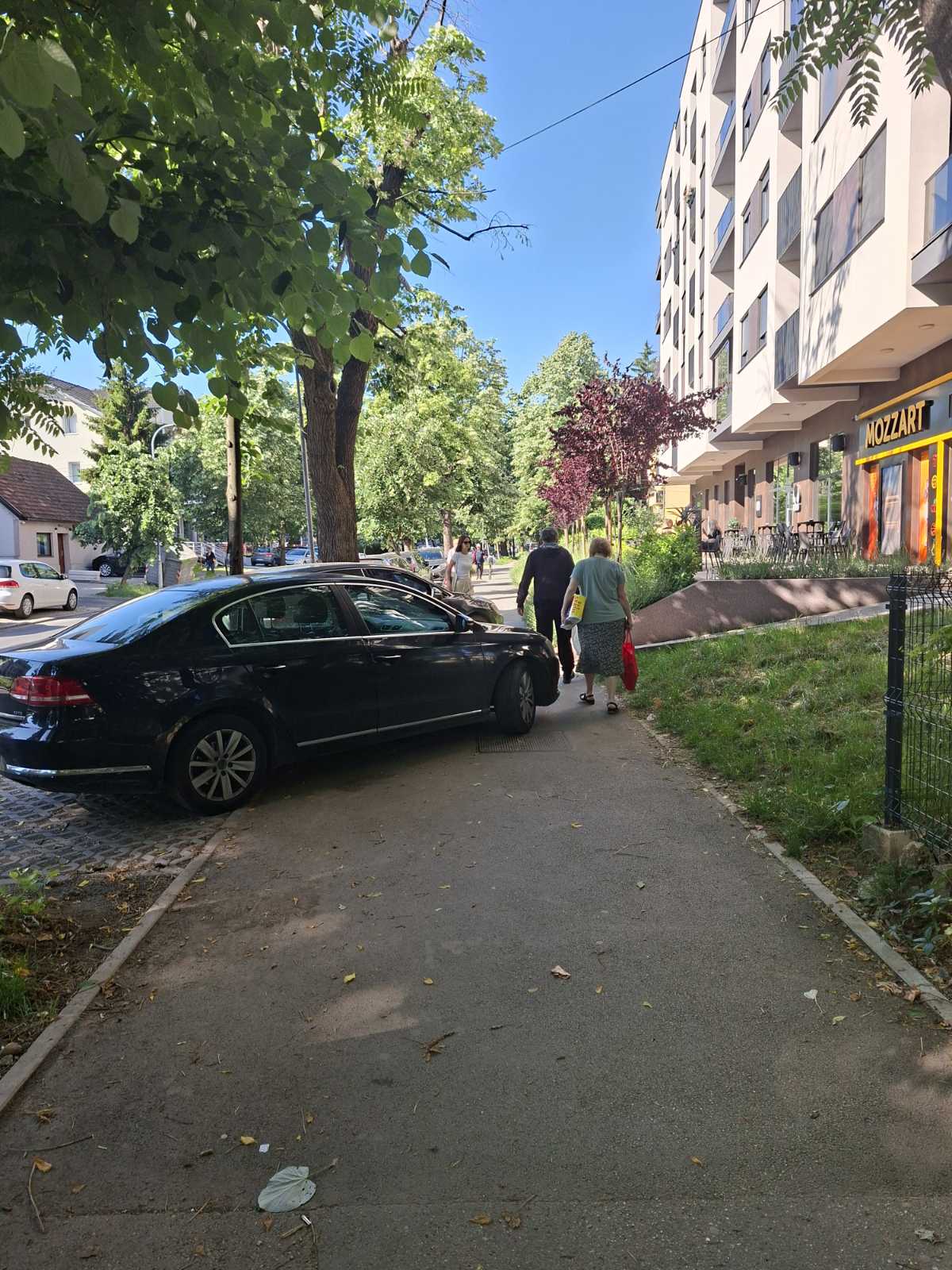 (FOTO) OVAKO SE PARKIRA U BANJALUCI Crna limuzina nasred trotoara u ...